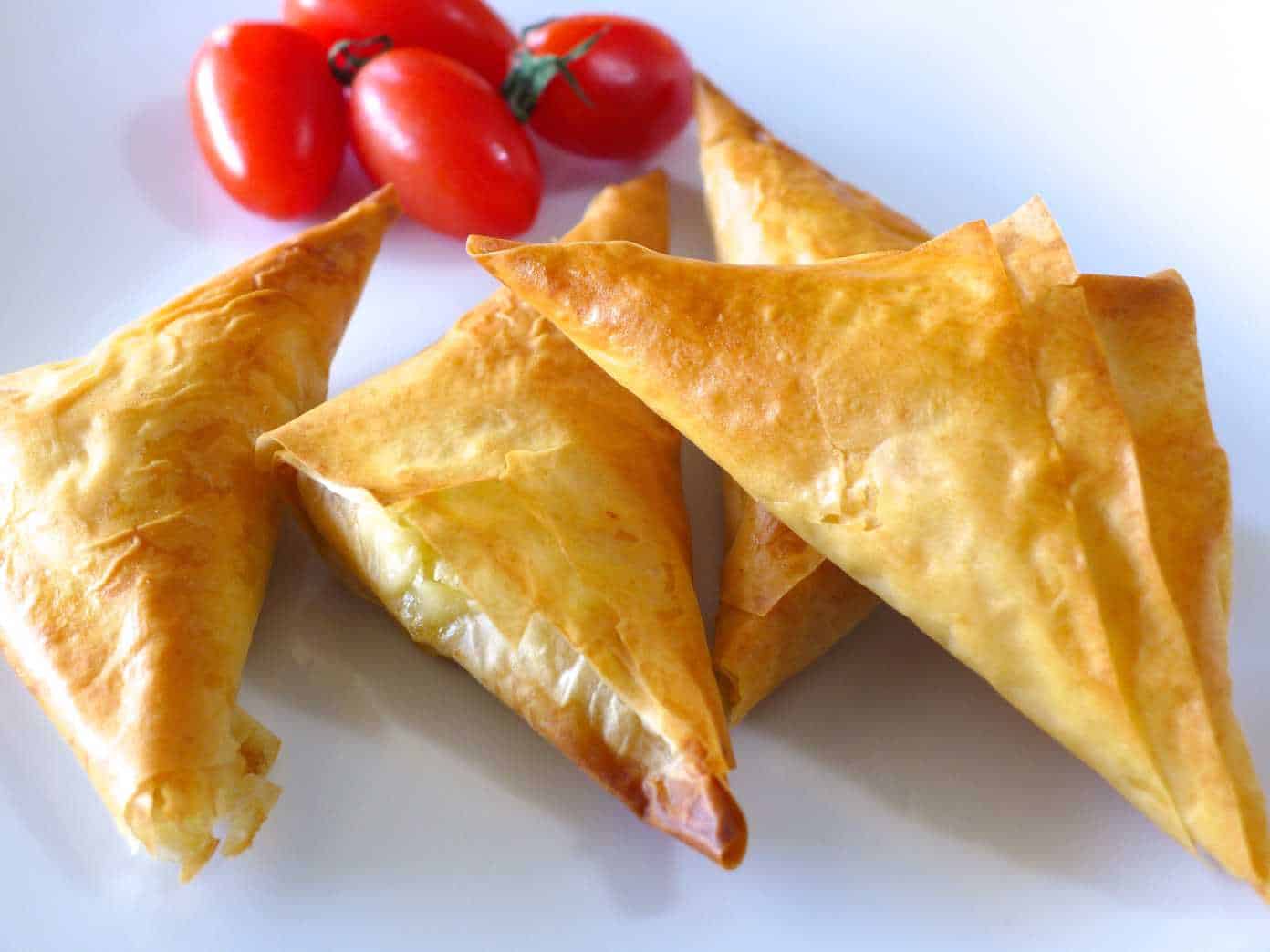 Η πιο εύκολη συνταγή για τυροπιτάκια! - Tasty Cooking